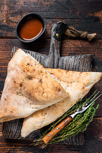 Calzone Buatan Sendiri Menutup Pizza Dengan Ham Dan Keju Di Papan Kayu ... Calzone Buatan Sendiri Menutup Pizza Dengan Ham Dan Keju Di Papan Kayu ...