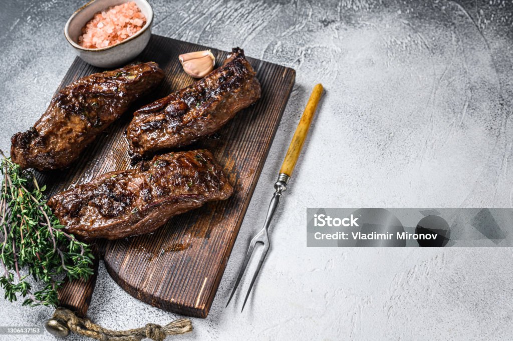 Steak Brisket Panggang Dalam Saus Bbq Di Papan Kayu Latar Belakang