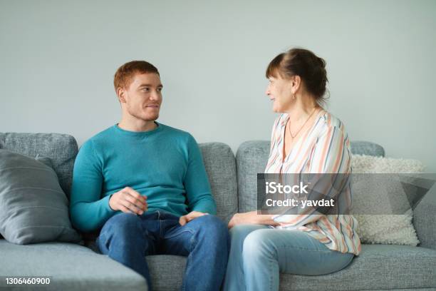 Glad Äldre Kvinna Sitter I Soffan Bredvid Sin Vuxna Son Vuxen Son Och