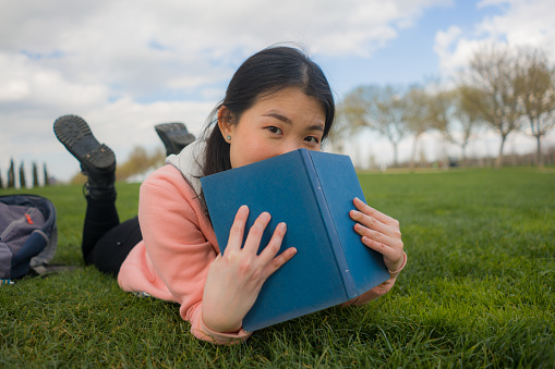 Wanita Muda Asia Menikmati Novel Di Rumput Potret Gaya Hidup Gadis Muda ... Wanita Muda Asia Menikmati Novel Di Rumput Potret Gaya Hidup Gadis Muda ...