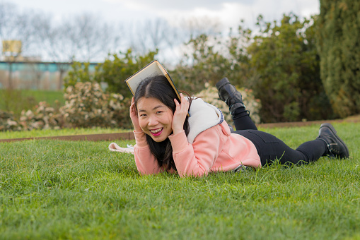 Wanita Muda Asia Menikmati Novel Di Rumput Potret Gaya Hidup Gadis Muda ... Wanita Muda Asia Menikmati Novel Di Rumput Potret Gaya Hidup Gadis Muda ...