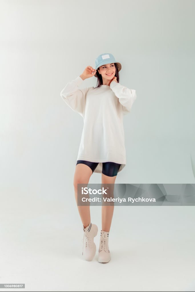 Potret Seorang Gadis Cantik Dengan Topi Bulat Denim Berkerudung Di