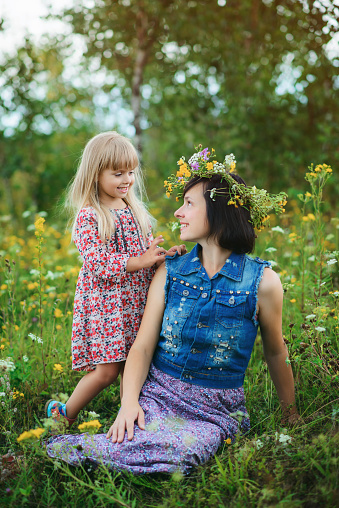 Glad Mor Och Dotter Som Går Tillsammans I Sommarnaturen Glada Människor