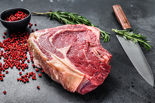 Steak Koboi Mentah Atau Ribeye Di Tulang Dengan Herbal Daging Marmer