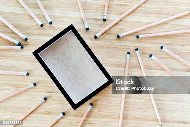 Bingkai Gambar Hitam Dengan Pensil Di Atas Meja Kayu Bingkai Desain