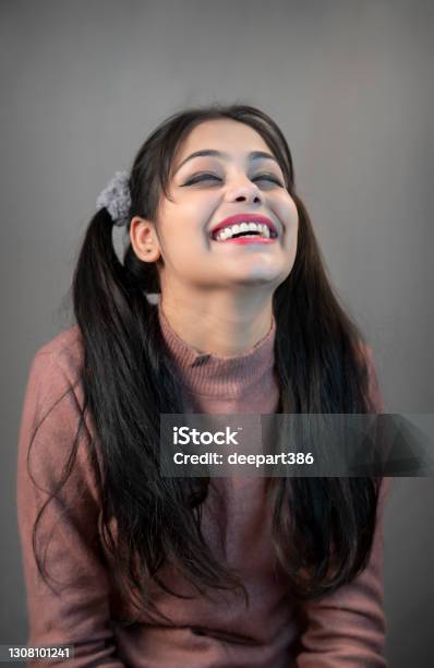 Potret Gadis Cantik Dan Bahagia Dengan Dua Ekor Kuda Tertawa Dengan ... Potret Gadis Cantik Dan Bahagia Dengan Dua Ekor Kuda Tertawa Dengan ...