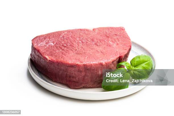 Daging Sapi Mentah Segar Dalam Piring Keramik Terisolasi Di Atas Putih
