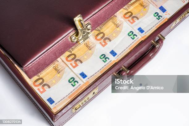 Koper Setengah Terbuka 24 Jam Penuh Dengan Uang Kertas Euro Foto Stok ... Koper Setengah Terbuka 24 Jam Penuh Dengan Uang Kertas Euro Foto Stok ...
