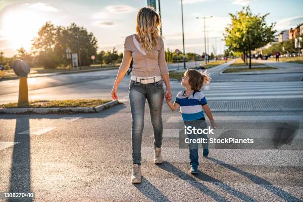 Ibu Dan Anak Menyeberang Jalan Foto Stok - Unduh Gambar Sekarang - Ibu ... Ibu Dan Anak Menyeberang Jalan Foto Stok - Unduh Gambar Sekarang - Ibu ...