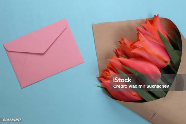Buket Tulip Merah Dengan Amplop Di Latar Belakang Biru Hari Valentine ... Buket Tulip Merah Dengan Amplop Di Latar Belakang Biru Hari Valentine ...