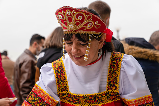 봄 축제에서 전통 천을 입은 러시아 여성 Kokoshnik에 대한 스톡 사진 및 기타 이미지 Kokoshnik 공연 끈