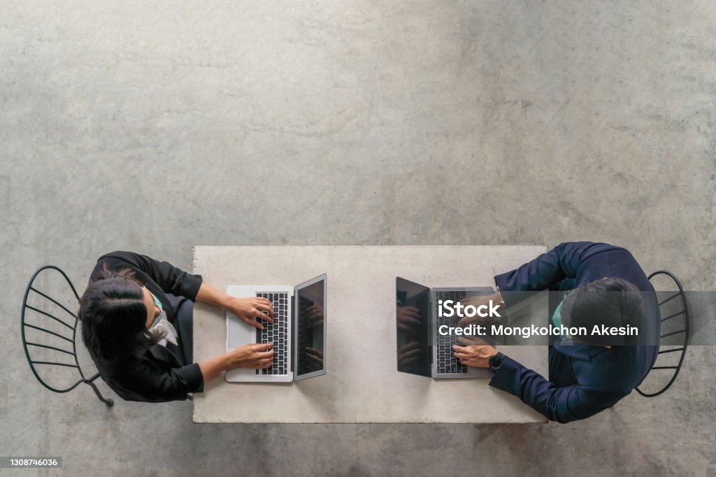 Orangorang Kantor Yang Bekerja Di Meja Kantor Dan Menjaga Jarak Sosial ... Orangorang Kantor Yang Bekerja Di Meja Kantor Dan Menjaga Jarak Sosial ...