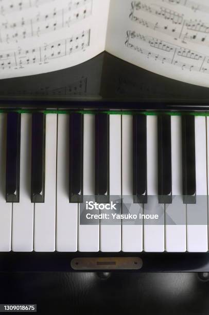 Keyboard Piano Dan Skor Musik Foto Stok - Unduh Gambar Sekarang - Alat ... Keyboard Piano Dan Skor Musik Foto Stok - Unduh Gambar Sekarang - Alat ...