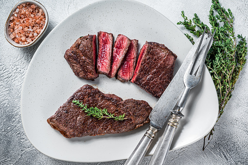 Steak Daging Sapi Potong Panggang Di Atas Piring Dengan Thyme Latar