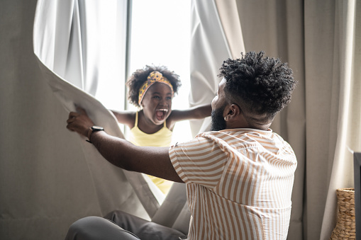 Ayah Dan Anak Bermain Petak Umpet Di Rumah Foto Stok - Unduh Gambar ... Ayah Dan Anak Bermain Petak Umpet Di Rumah Foto Stok - Unduh Gambar ...