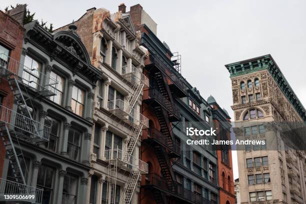 Deretan Bangunan Tua Warnawarni Di Soho Kota New York Dengan Tangga