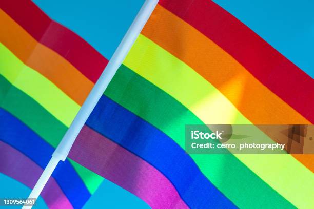 Bendera Pelangi Mengepakkan Angin Gay Pride Atau Bendera Lgbt Di Latar