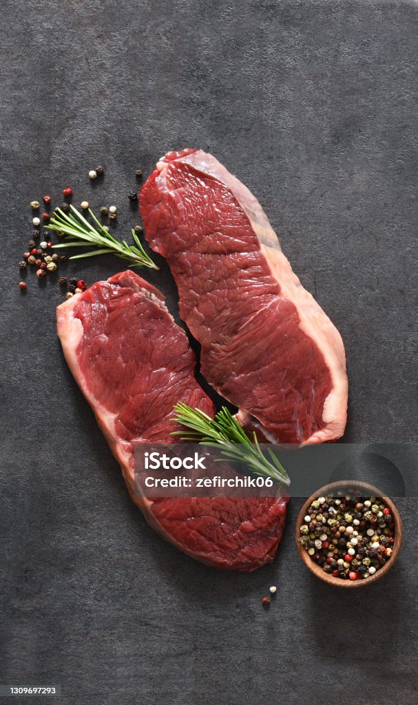 Steak Daging Sapi Mentah Dengan Rempahrempah Dan Rosemary Pada Latar