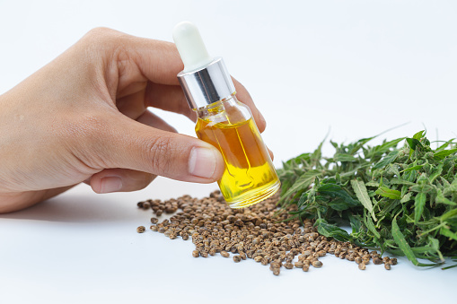 Tangan Memegang Botol Minyak Cannabis Dalam Pipet Dengan Latar Belakang ... Tangan Memegang Botol Minyak Cannabis Dalam Pipet Dengan Latar Belakang ...