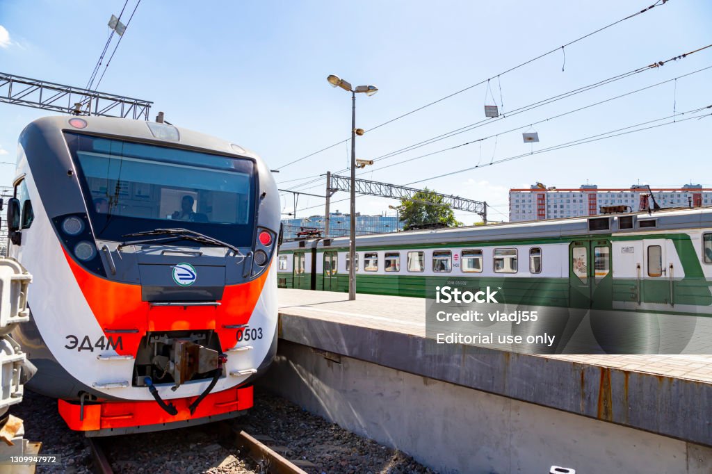 Kereta Di Peron Penumpang Moskow Adalah Salah Satu Dari Sembilan ... Kereta Di Peron Penumpang Moskow Adalah Salah Satu Dari Sembilan ...
