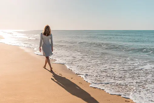 30 000 Woman Walking On Beach Pictures Download Free Images On Unsplash