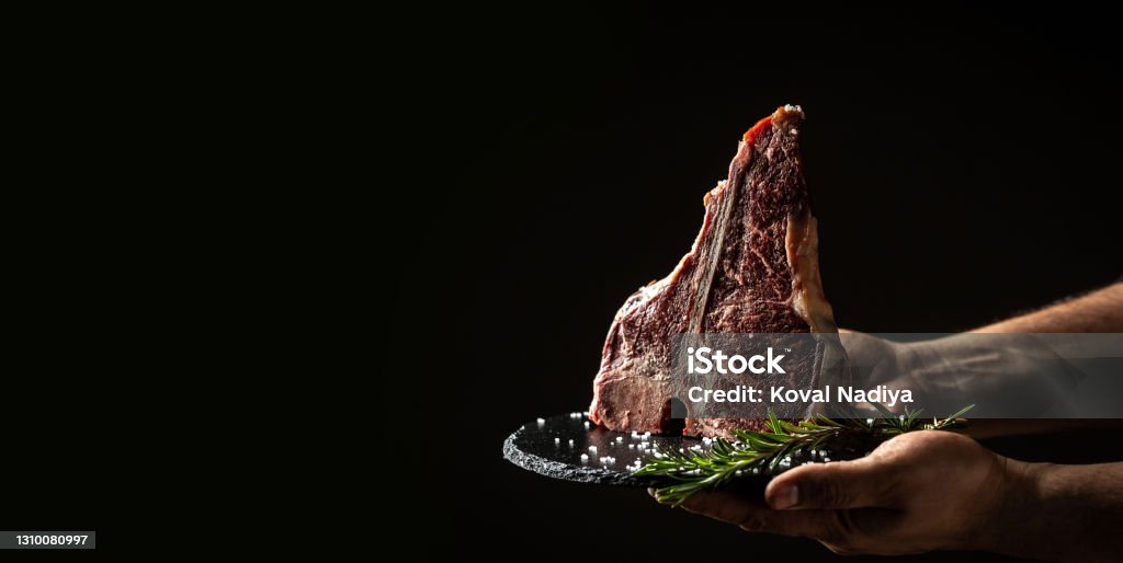 Masak Tangan Dengan Tbone Mentah Besar Atau Steak Daging Sapi Panggang