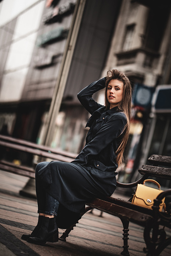 Photo Libre De Droit De Belle Jeune Femme Sasseyant Sur Le Centreville