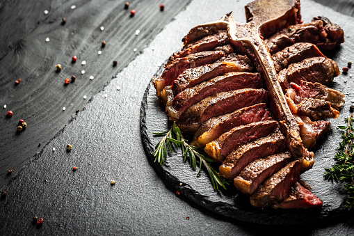 Barbekyu Tua Wagyu Porterhouse Steak Diiris Sebagai Pemandangan Atas Di