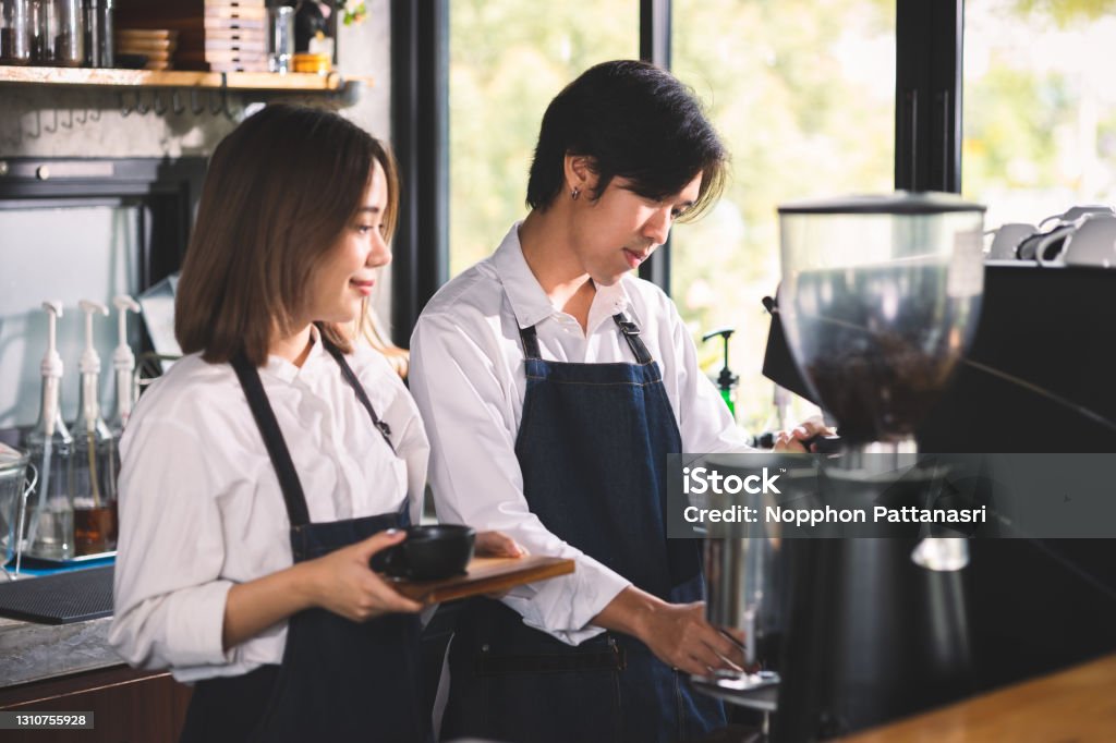 커피숍 카페에서 뜨거운 커피 라떼 한 잔을 만드는 아시아 커피 웨이트리스 2개 상점에서 커피 머신으로 일하는 바리스타 20 24
