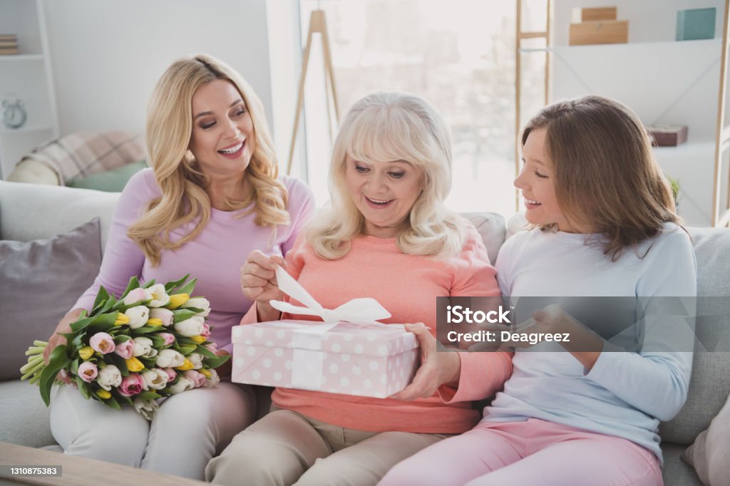Fotoporträt Von Mutter Und Tochter Gratuliert Oma Geben Blumen Blumen ... Fotoporträt Von Mutter Und Tochter Gratuliert Oma Geben Blumen Blumen ...