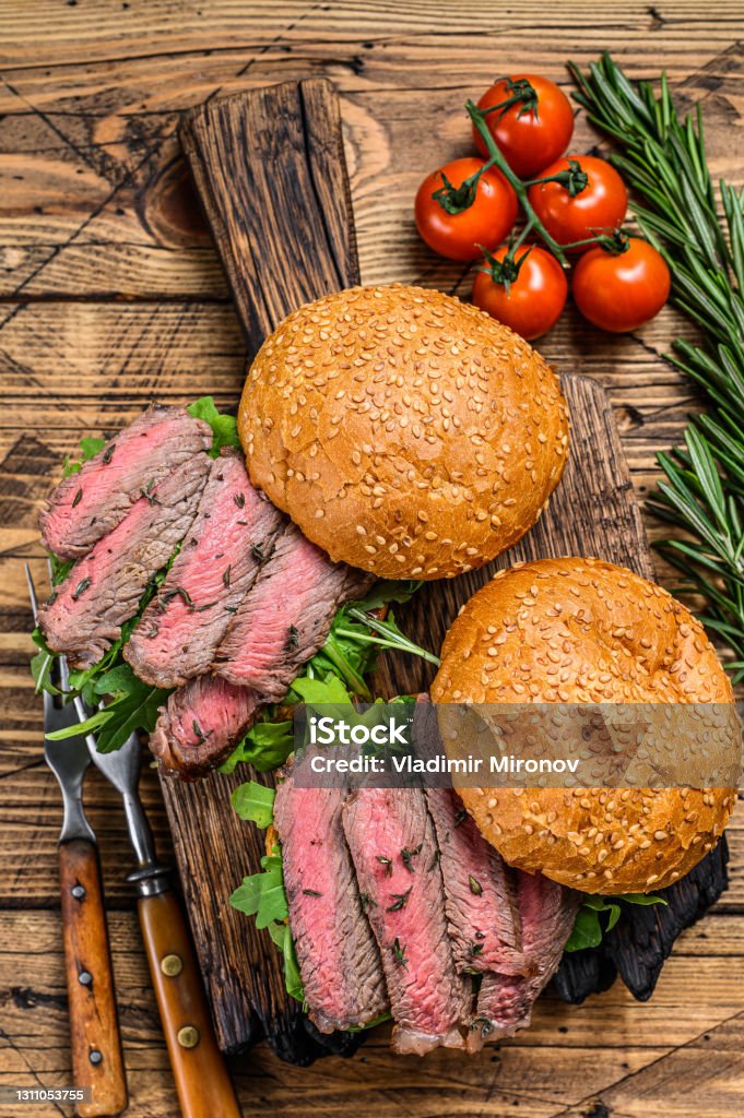 Sandwich Burger Dengan Potongan Steak Daging Sapi Arugula Dan Bayam