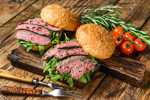 Sandwich Burger Dengan Potongan Steak Daging Sapi Arugula Dan Bayam