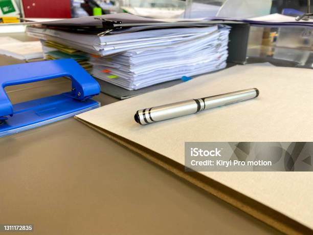 Folder Tebal Besar Dengan Kertas Dan Dokumen Penting Di Meja Kantor