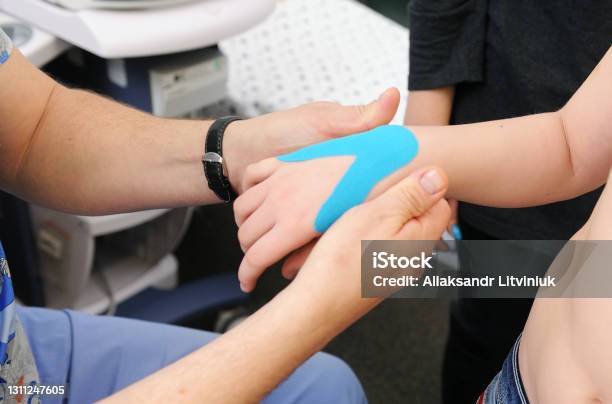 Anak Dengan Cedera Tangan Selama Terapi Taping Kinesio Kinesiologi ... Anak Dengan Cedera Tangan Selama Terapi Taping Kinesio Kinesiologi ...