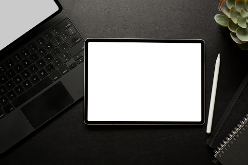 Ruang Kerja Kreatif Gelap Dengan Tablet Digital Mencakup Layar Jalur