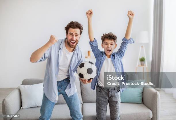 Penggemar Sepak Bola Emosional Ceria Ayah Dan Anak Bersorak Dengan Bola ... Penggemar Sepak Bola Emosional Ceria Ayah Dan Anak Bersorak Dengan Bola ...