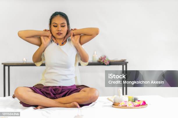 Wanita Cantik Muda Asia Memiliki Terapi Pijat Thailand Oleh Terapis