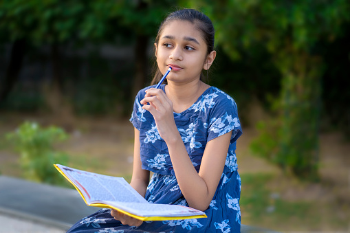 Photo Libre De Droit De Fille Indienne Adolescente Tardive Sasseyant