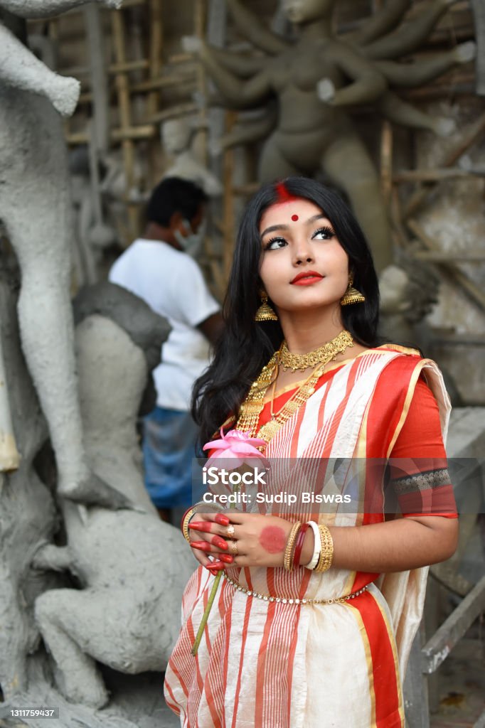 Potret Gadis Cantik India Yang Berdiri Di Depan Durga Idol Mengenakan Saree Tradisional India