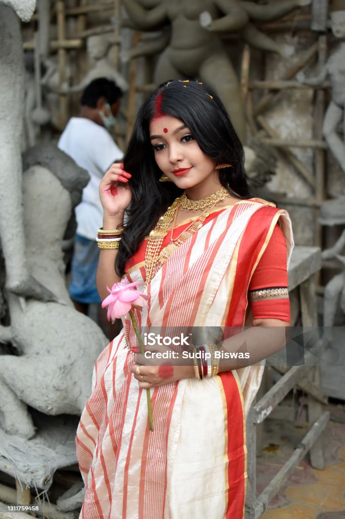 Potret Gadis Cantik India Yang Berdiri Di Depan Durga Idol Mengenakan Saree Tradisional India