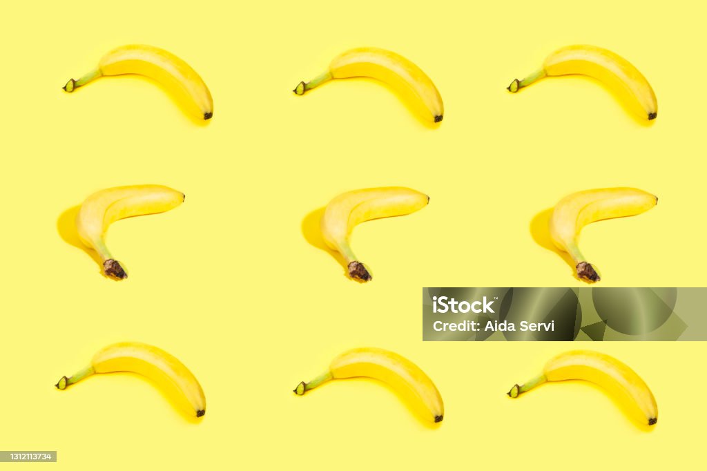 Pola Pisang Pada Latar Belakang Kuning Foto Stok Unduh Gambar