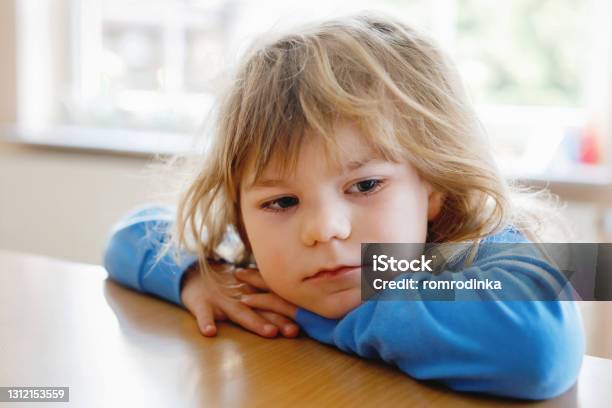 Lindo Molesto Infeliz Niña Llorando Niño Emocional Enojado Gritando ... Lindo Molesto Infeliz Niña Llorando Niño Emocional Enojado Gritando ...