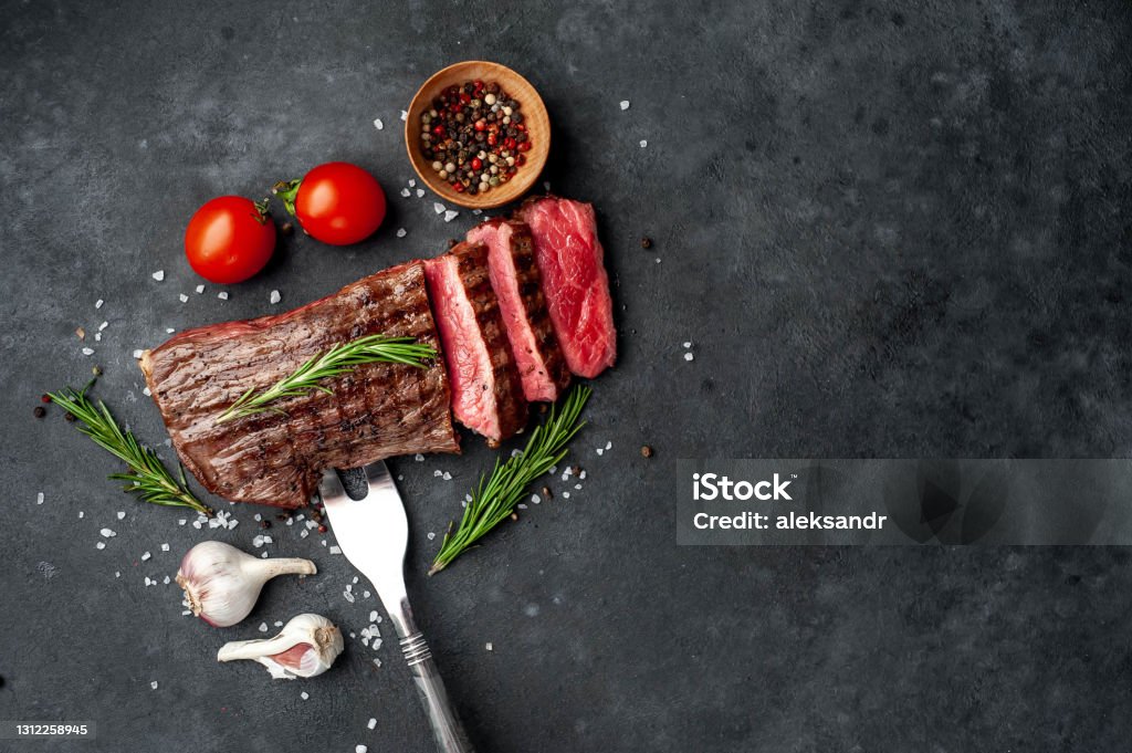 Potongan Steak Daging Sapi Di Atas Panggangan Pada Pisau Di Latar