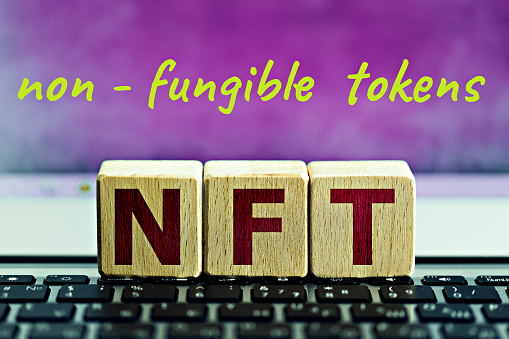 Foto Pada Tema Nft Kubus Kayu Dengan Singkatan Nft Dan Prasasti Token ... Foto Pada Tema Nft Kubus Kayu Dengan Singkatan Nft Dan Prasasti Token ...