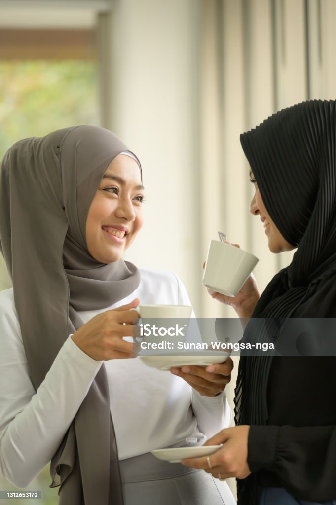 Kedua Pengusaha Arab Yang Mengenakan Hijab Berkarya Di Kantor Dengan