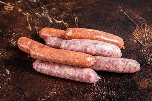 Sosis Barbekyu Mentah Chorizo Dan Bratwurst Dengan Rempahrempah Latar