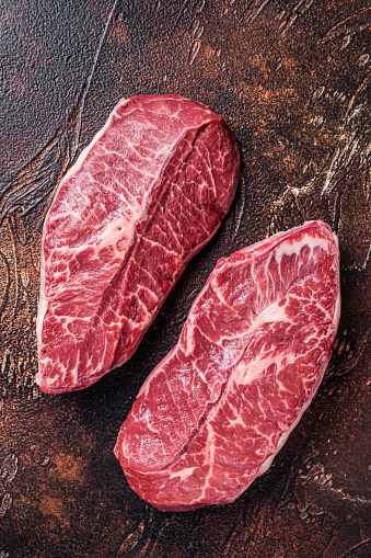 Raw Top Blade Atau Steak Daging Sapi Besi Datar Di Atas Meja Daging