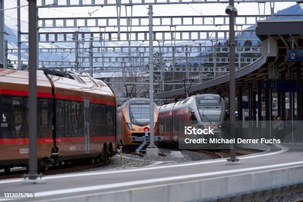 Kereta Berwarna Perunggu Dan Perak Di Stasiun Kereta Api Foto Stok ... Kereta Berwarna Perunggu Dan Perak Di Stasiun Kereta Api Foto Stok ...