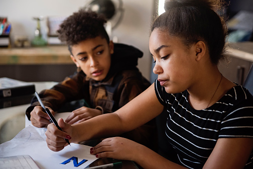 Preteen Kakak Dan Adik Homeschooling Di Meja Ruang Makan Foto Stok ... Preteen Kakak Dan Adik Homeschooling Di Meja Ruang Makan Foto Stok ...