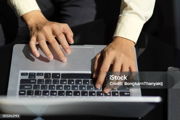 Memotong Bidikan Pengusaha Mengetik Komputer Laptop Saat Mengerjakan ... Memotong Bidikan Pengusaha Mengetik Komputer Laptop Saat Mengerjakan ...